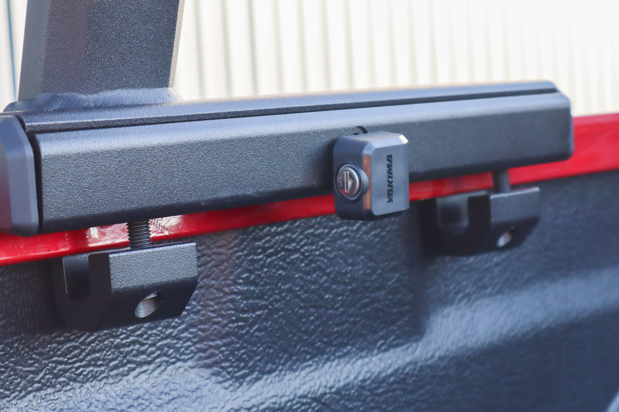 TOYOTA HILUXに YAKIMA アウトポストHDを紹介 | 商品情報 | ブログ | オートプロズ | YAKIMA